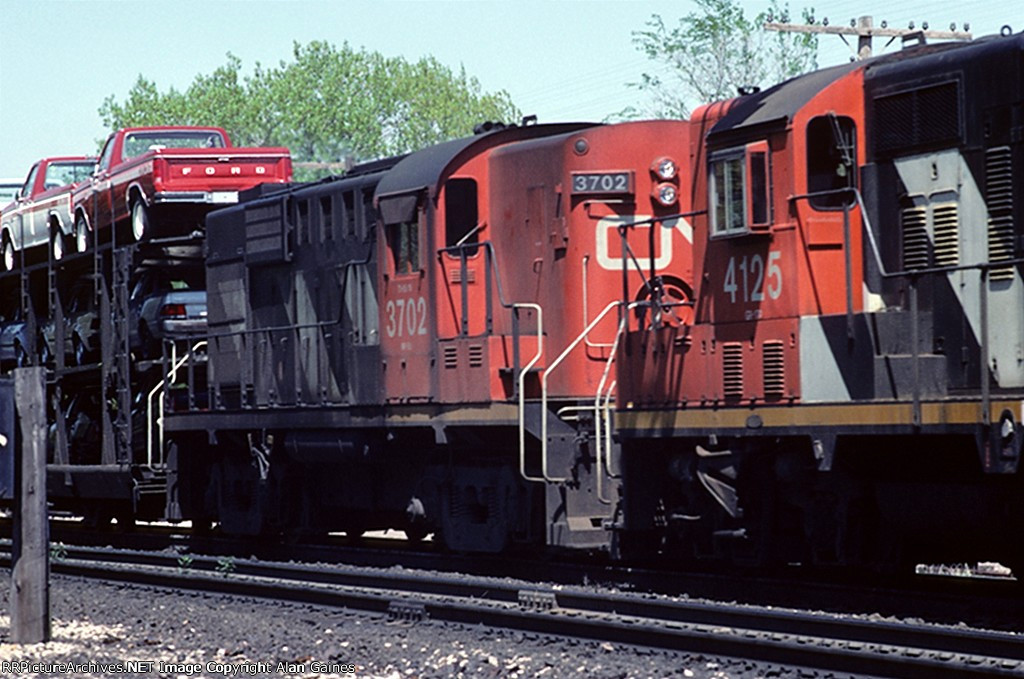 CN RS18 3702